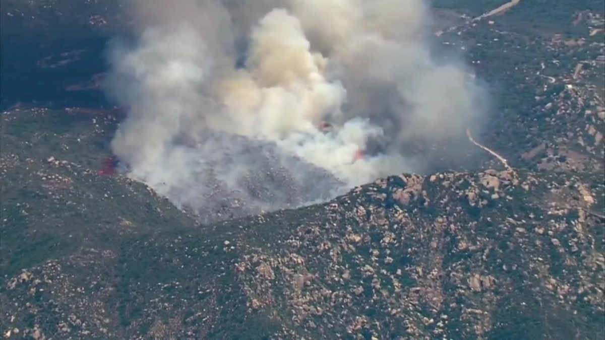 Bomberos del Cal Fire combaten incendio Skyline en Jamul – Telemundo ...