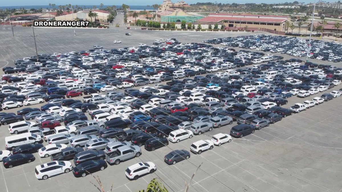 Estacionamientos repletos de automóviles sin utilizarse – Telemundo San ...