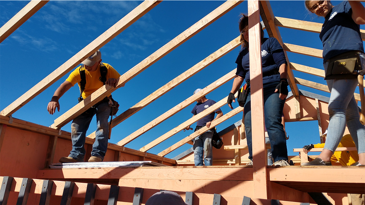 Voluntarios construyen nuevo hogar para familia en Tijuana – Telemundo ...