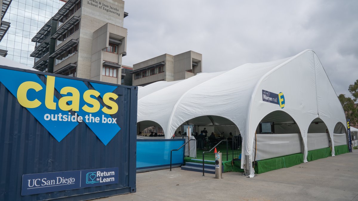 UCSD ofrece clases presenciales en carpas para alumnos que acuden al ...
