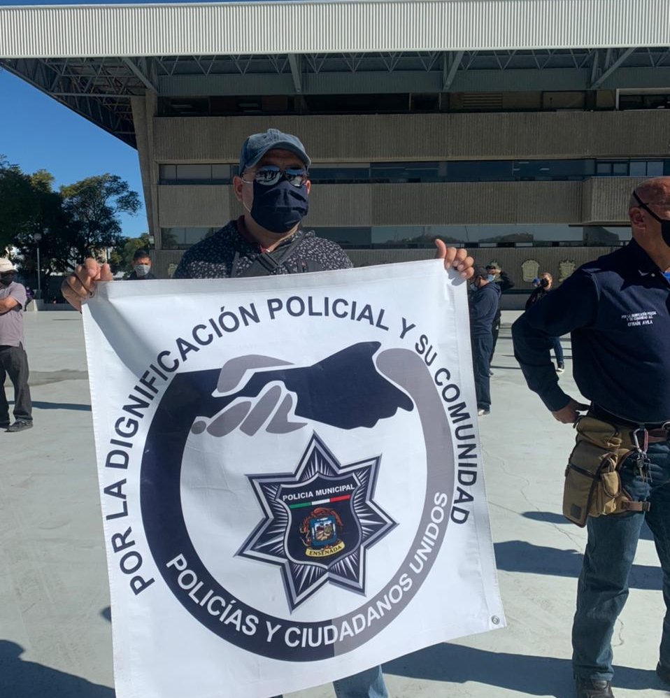 Policías en Tijuana protestan la falta de oportunidades para un trabajo ... Policías en Tijuana protestan la falta de oportunidades para un trabajo ...