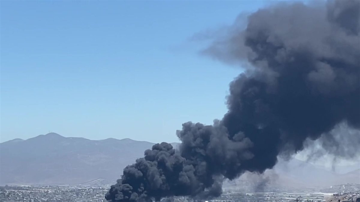 Nube de humo negro sobre la ciudad de Tijuana por incendio de una pipa ...