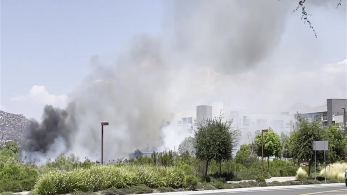 Bomberos de Santee combaten incendio cerca de departamentos Parc ...