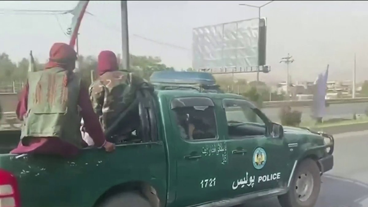 Crisis en Afganistán: militantes vigilaron las calles en Kabul ...
