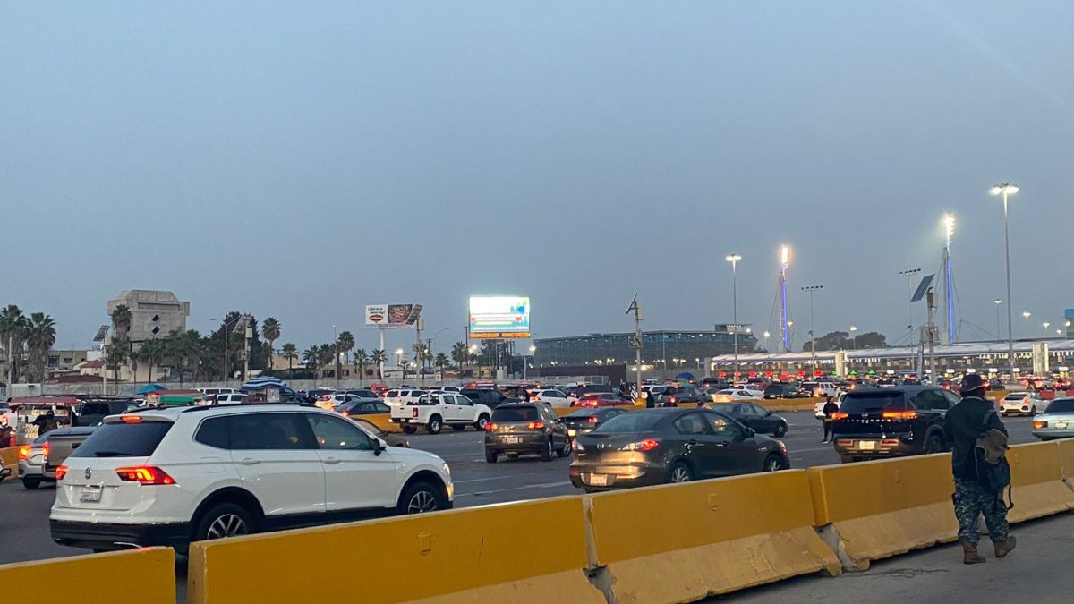 Largas filas y conflictos en la frontera entre San Diego y Tijuana ...