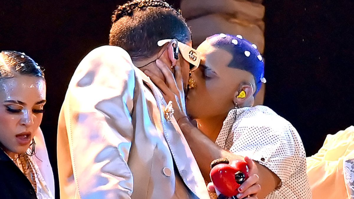 Bad Bunny: habla el bailarín con el que se besó en la boca – Telemundo ...