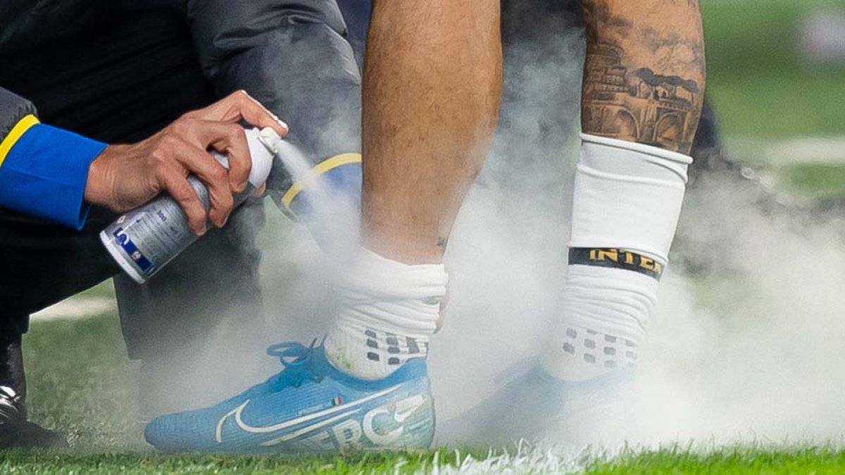 ¿Qué es el “spray mágico” que utilizan en el fútbol? – Telemundo San ...