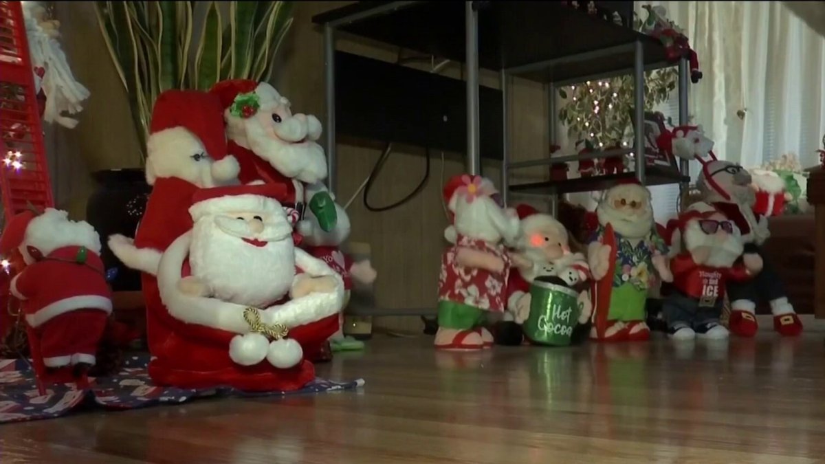 Masiva colección de Santa Clauses – Telemundo San Diego (20)