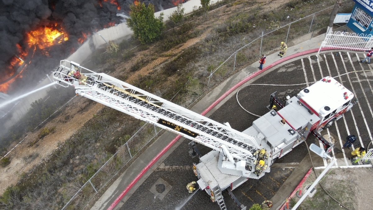 Incendio en fábrica de Sherwin Williams obliga evacuaciones – Telemundo ...