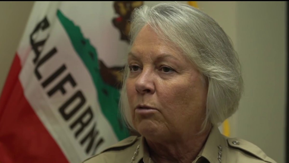 Alguacil del condado de San Diego desafía política migratoria ...