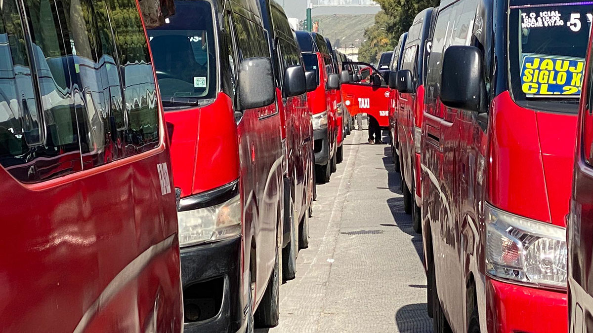 Taxis rojos en Tijuana defienden su ruta con protesta masiva ...