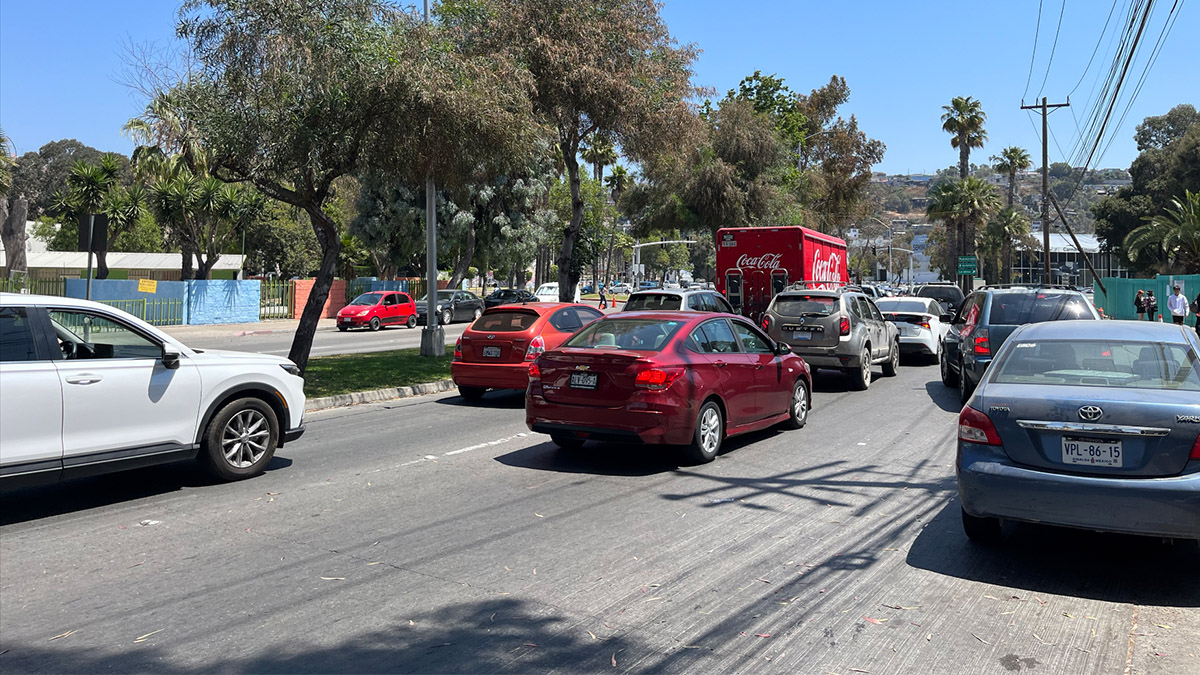 Tráfico a vuelta de rueda en Tijuana con saturación de calles ...