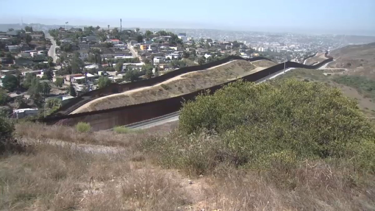 Migrantes siguen cruzando la frontera d de manera irregular – Telemundo ...