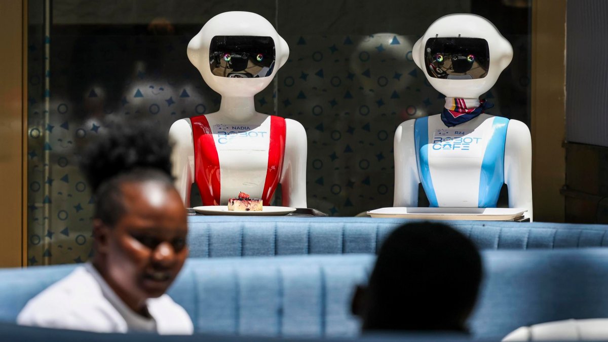 África abre su primer restaurante con meseros robots – Telemundo San ...