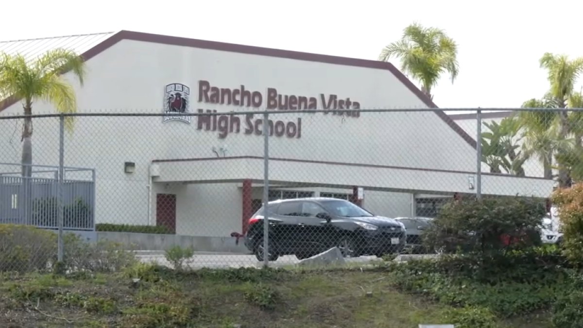 Los padres de escuela en Vista protestan por controversial tarea ...