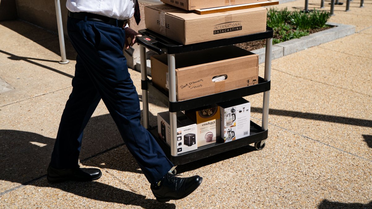 Jueza frena despidos de empleados federales durante cierre – Telemundo ...