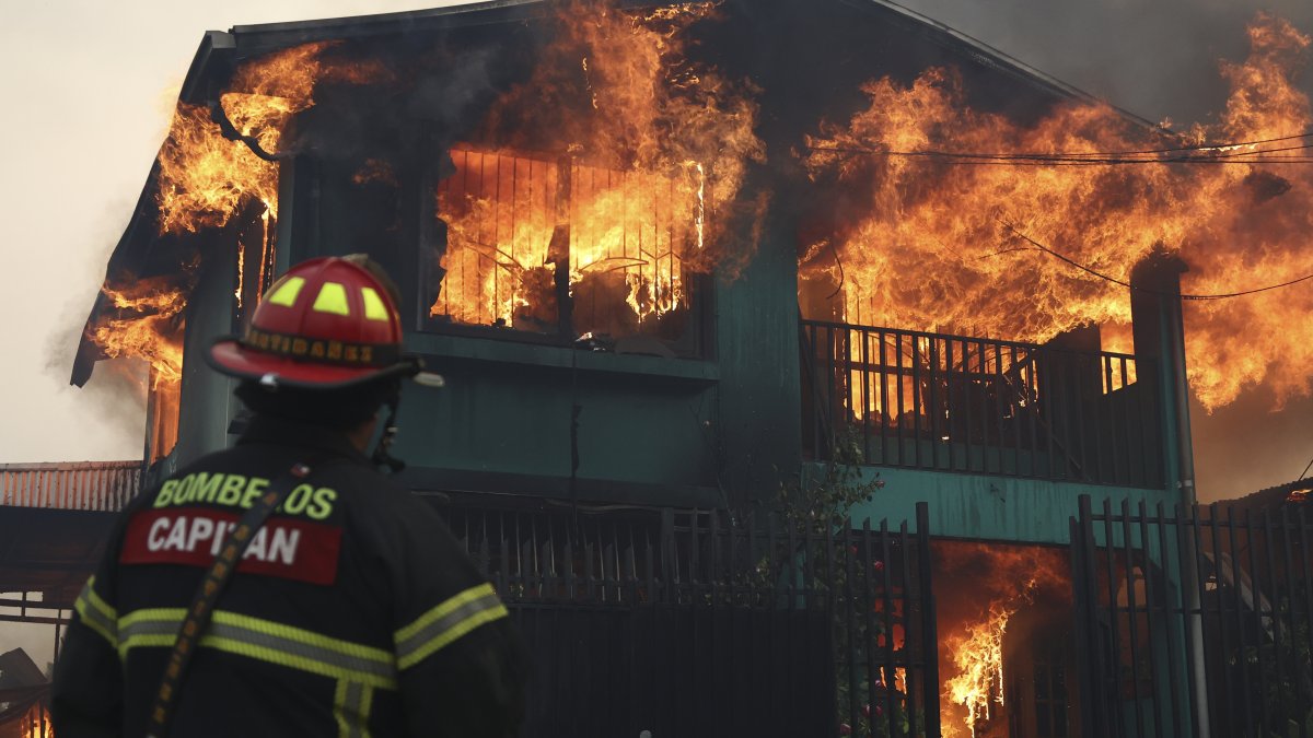 Reportan varios muertos en Chile por incendios forestales – Telemundo ...