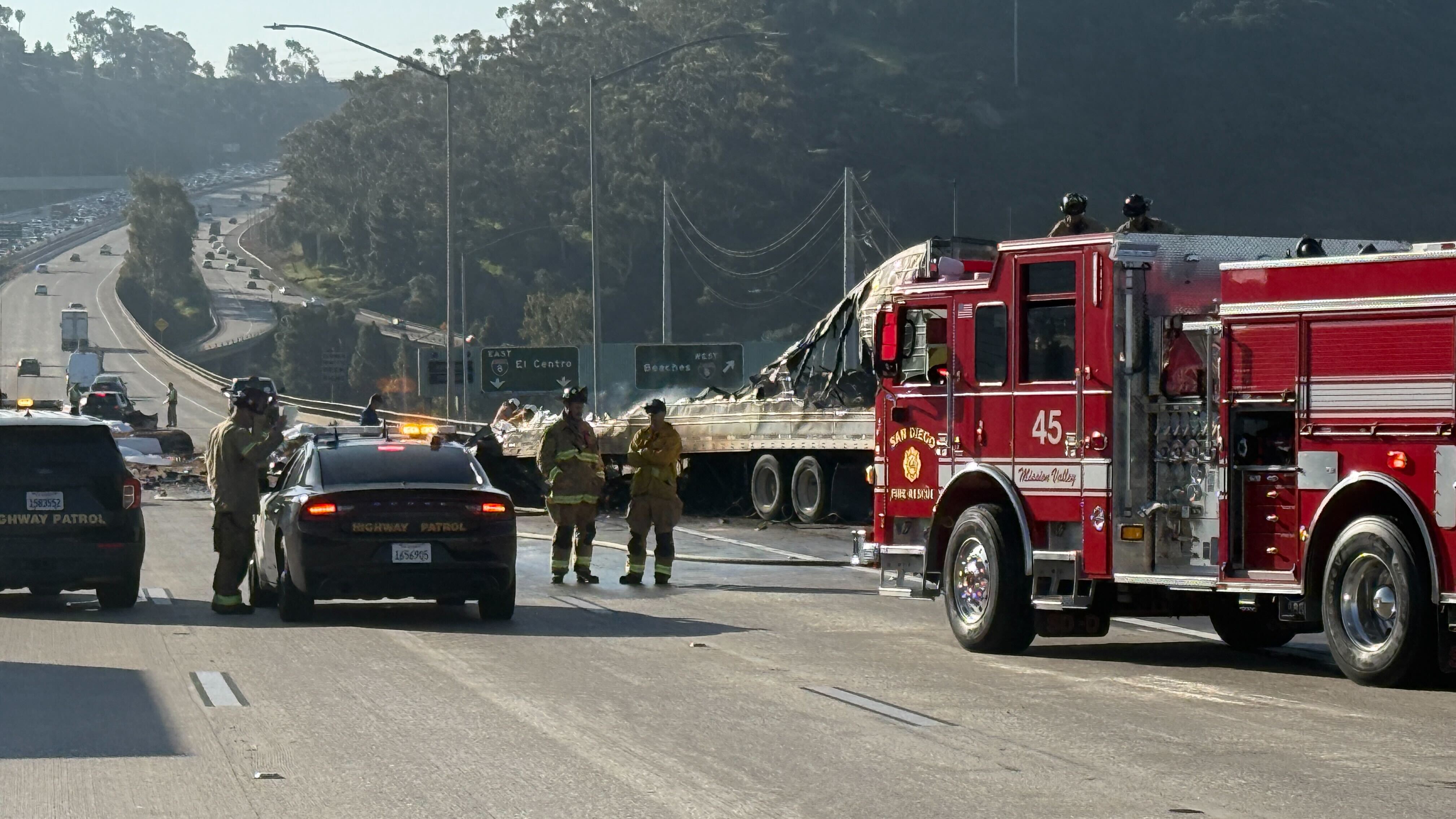 Muere una persona tras incendiarse un tráiler en la I-805 – Telemundo ...