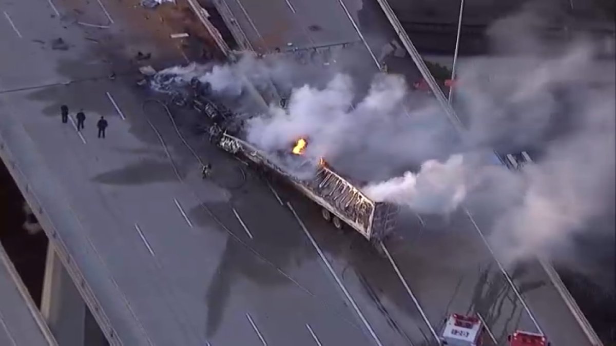 Muere una persona tras incendiarse un tráiler en la I-805 – Telemundo ...