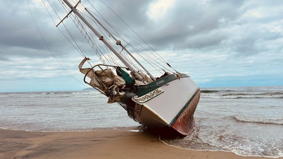 Velero de ciudadano estadounidense encalla en Playas de Tijuana ...