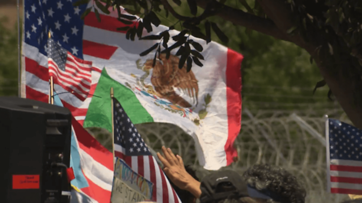 Activistas protestan frente al centro de detención de Otay Mesa ...